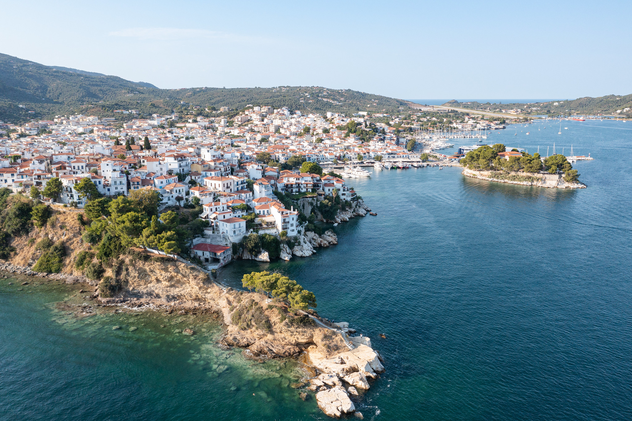 Σκιάθος, αξιοθέατα σε σμαραγδένια νερά & πεύκα μέχρι τη θάλασσα ...